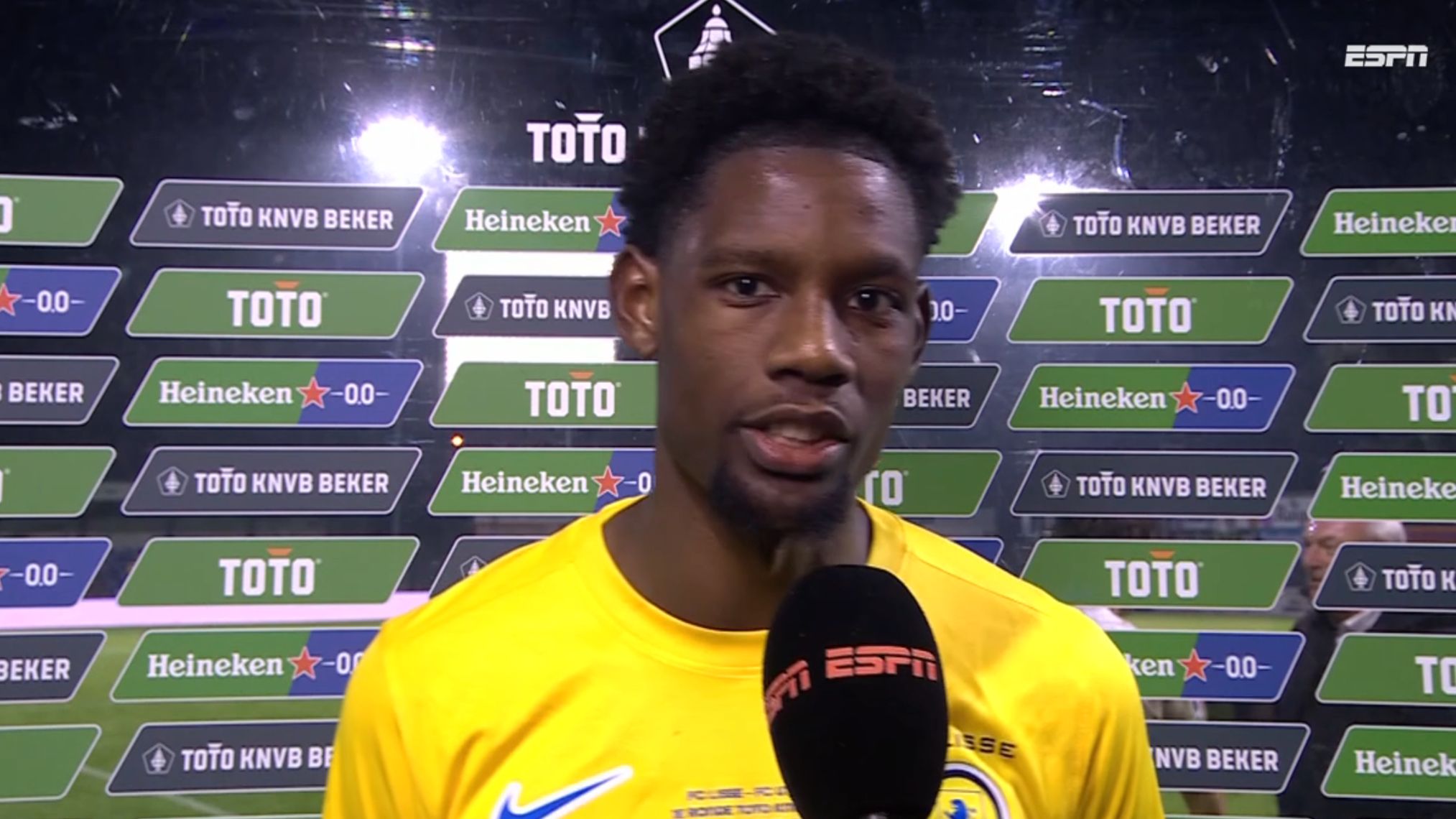 FC Lisse-aanvaller Enoch George pakt de camera: 'Ik wil de Champions League in, onthoud mijn ...